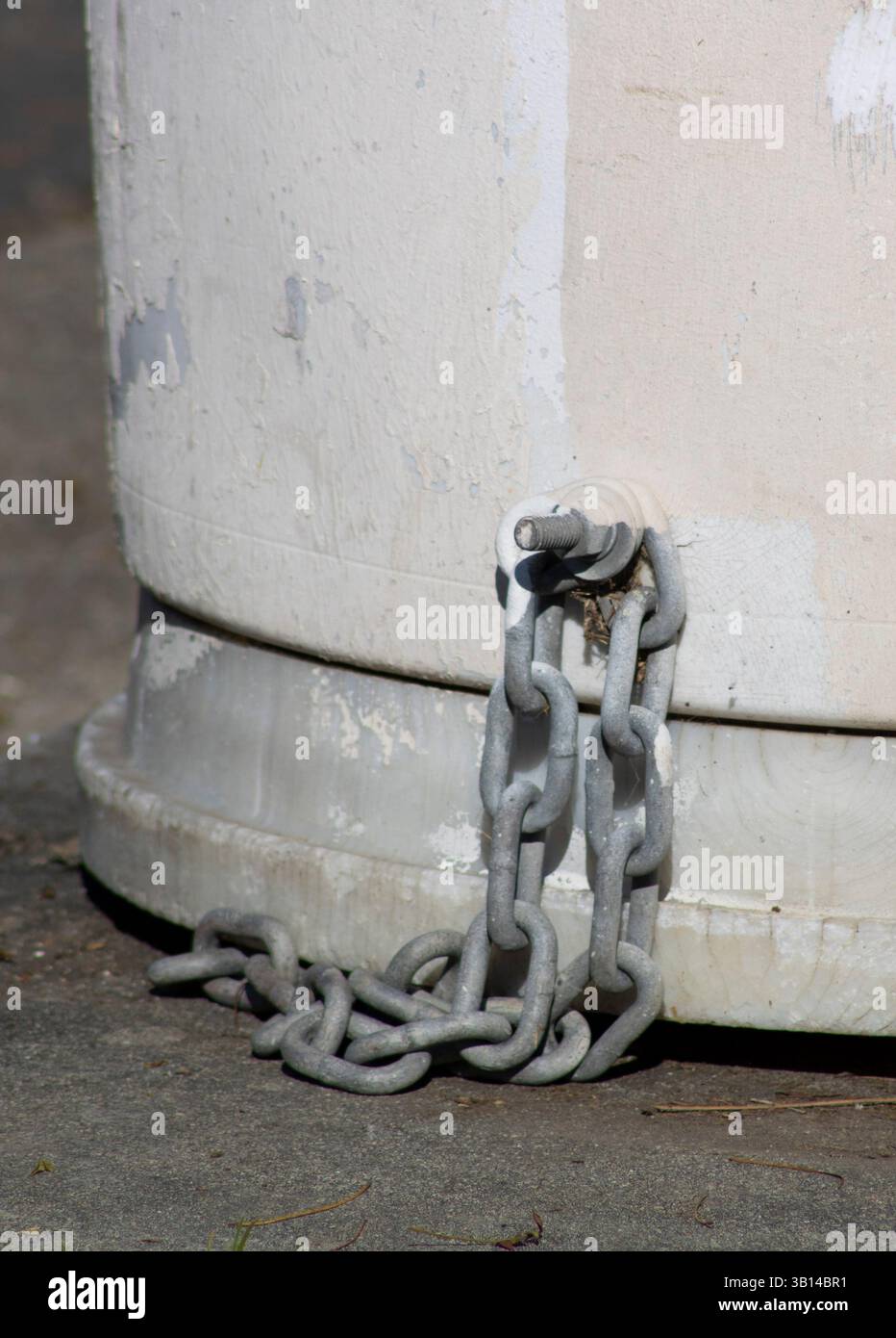 heavy chain attached to container Stock Photo - Alamy