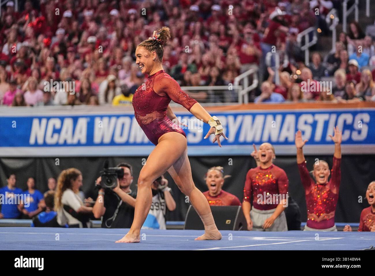 Oklahoma's Danielle Sievers competes on the floor exercise during the ...