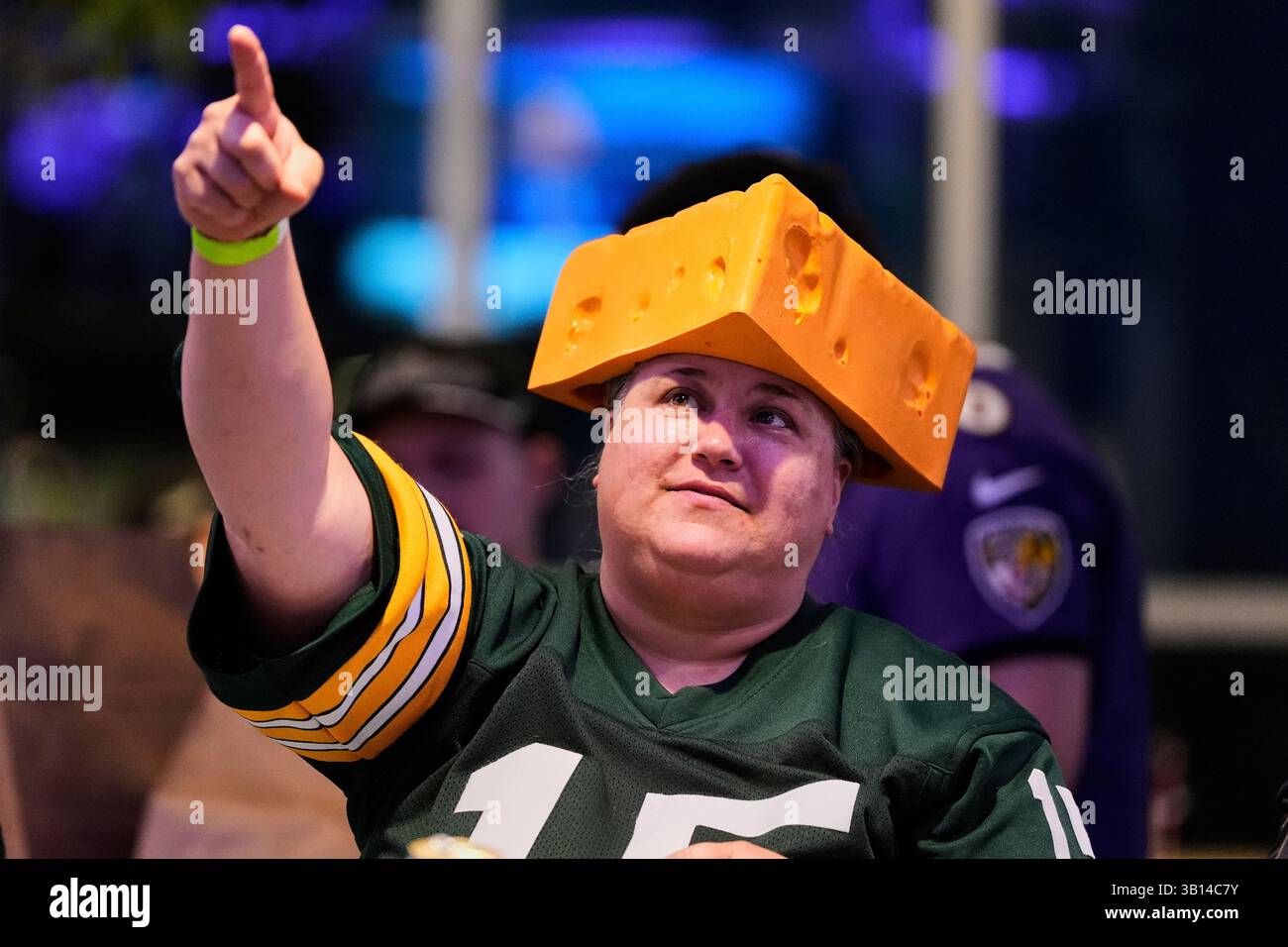A Green Bay Packers fan wears a "cheesehead" hat during a Ravens ...