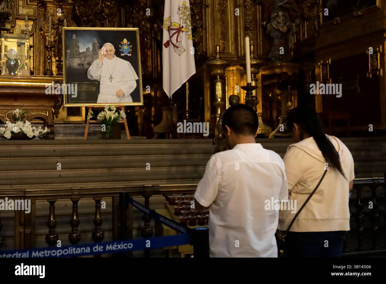 Mexico City, Mexico. 24th Apr, 2025. Catholic faithful pray in front of ...