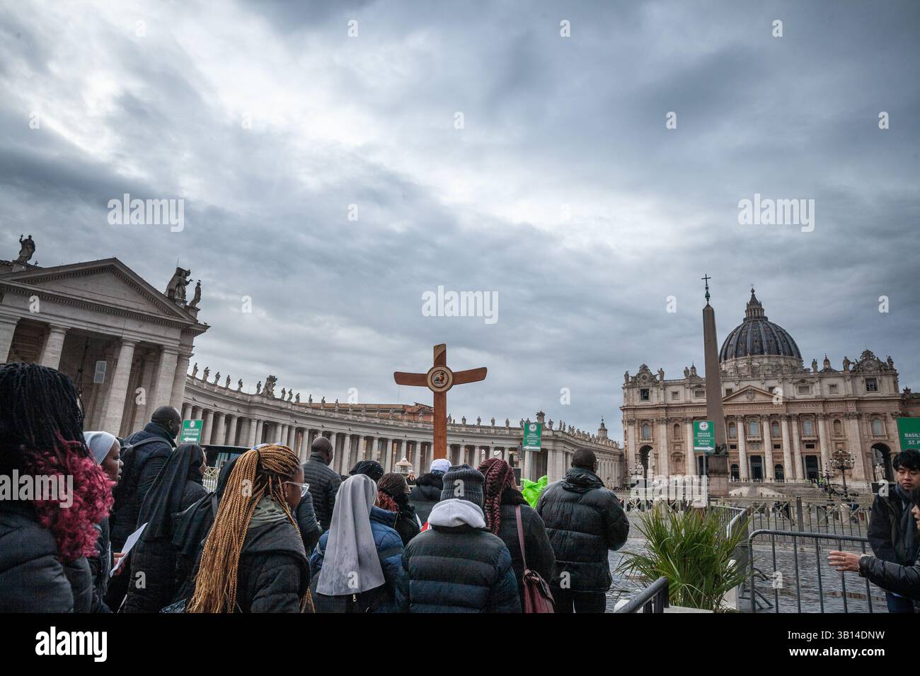 VATICAN - JANUARY 15, 2025: Pilgrims arrive at Piazza San Pietro in ...