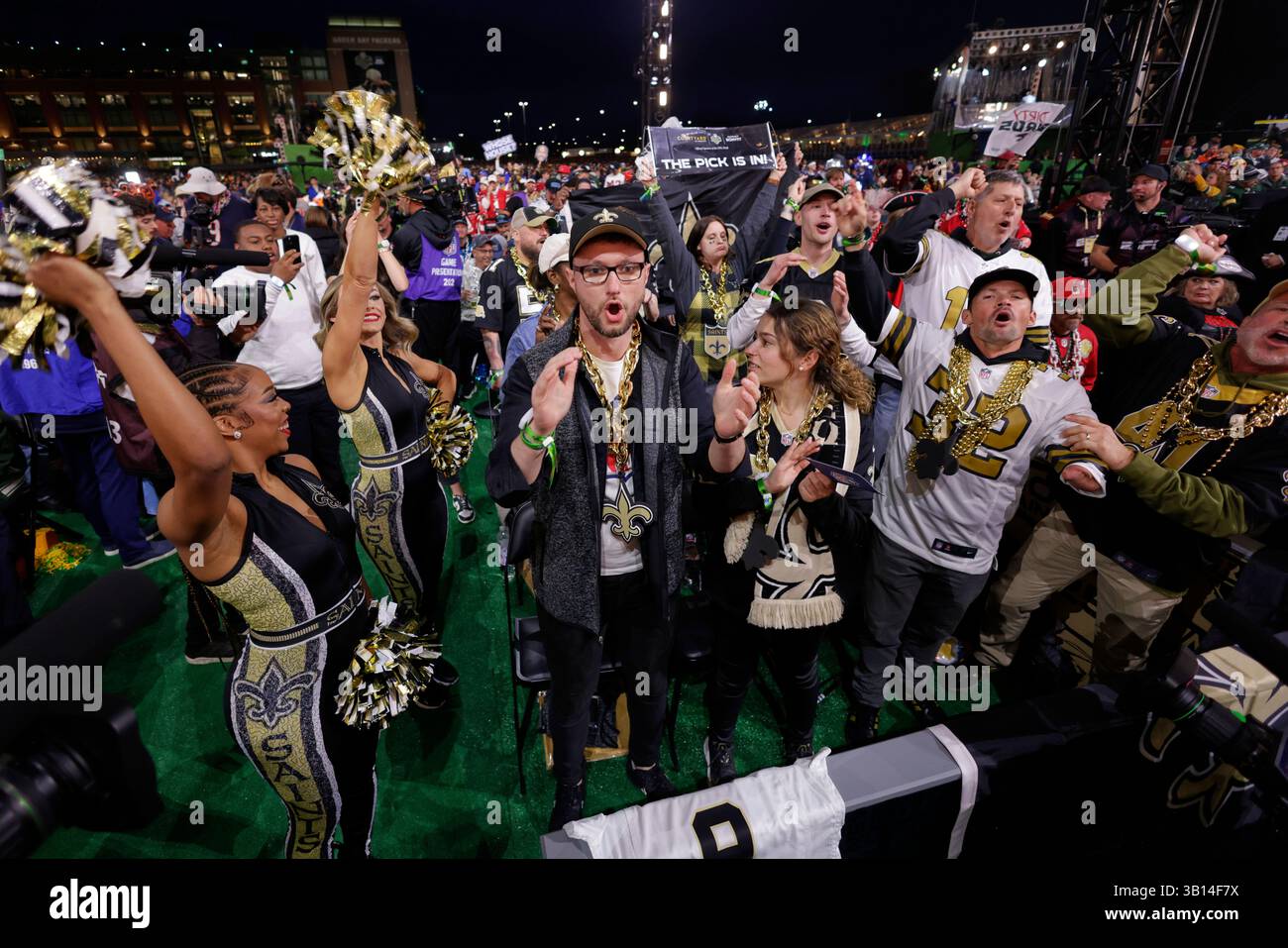 New Orleans Saints fans cheer during the first round of the NFL ...
