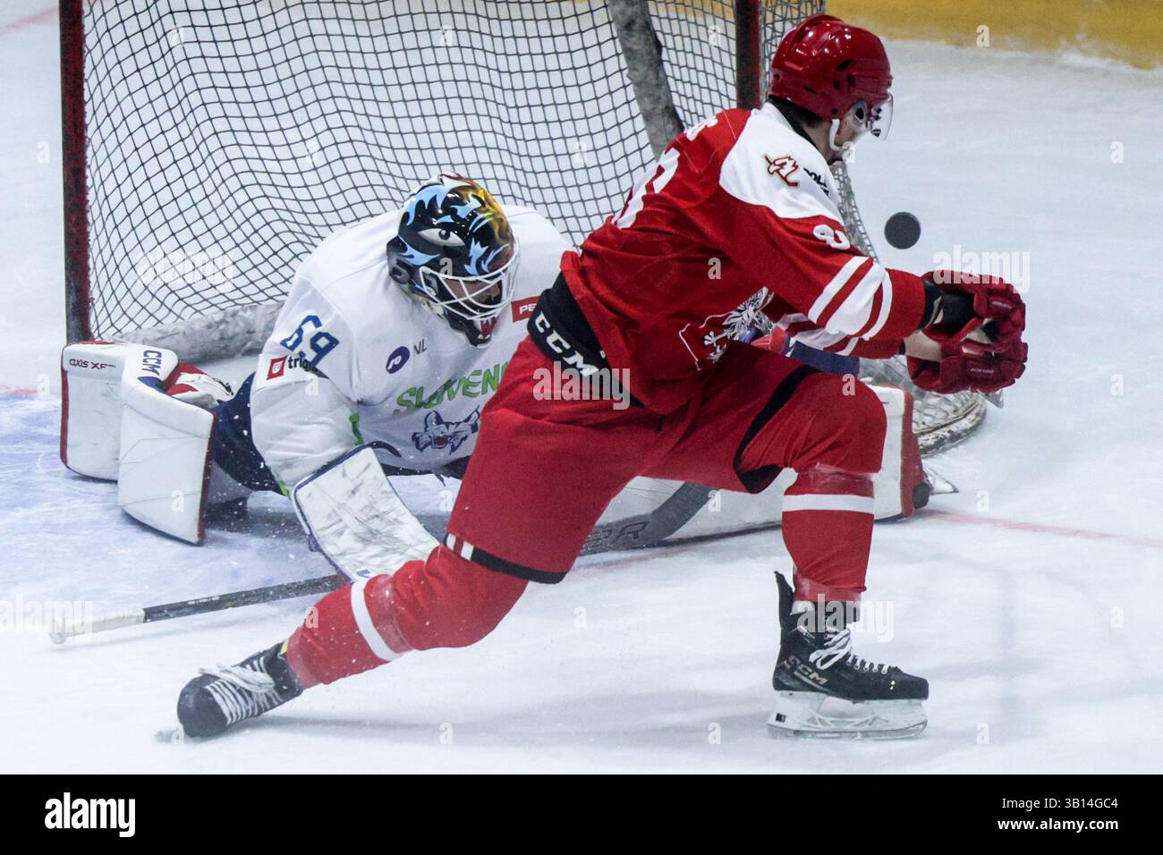 (250425) -- MARIBOR, April 25, 2025 (Xinhua) -- Matija Pintaric (L) of ...