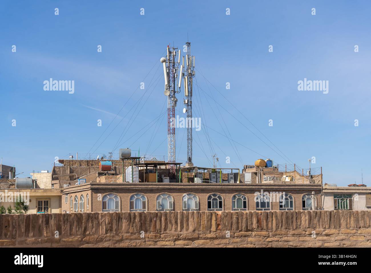 Cellular antennas rooftop hi-res stock photography and images - Alamy