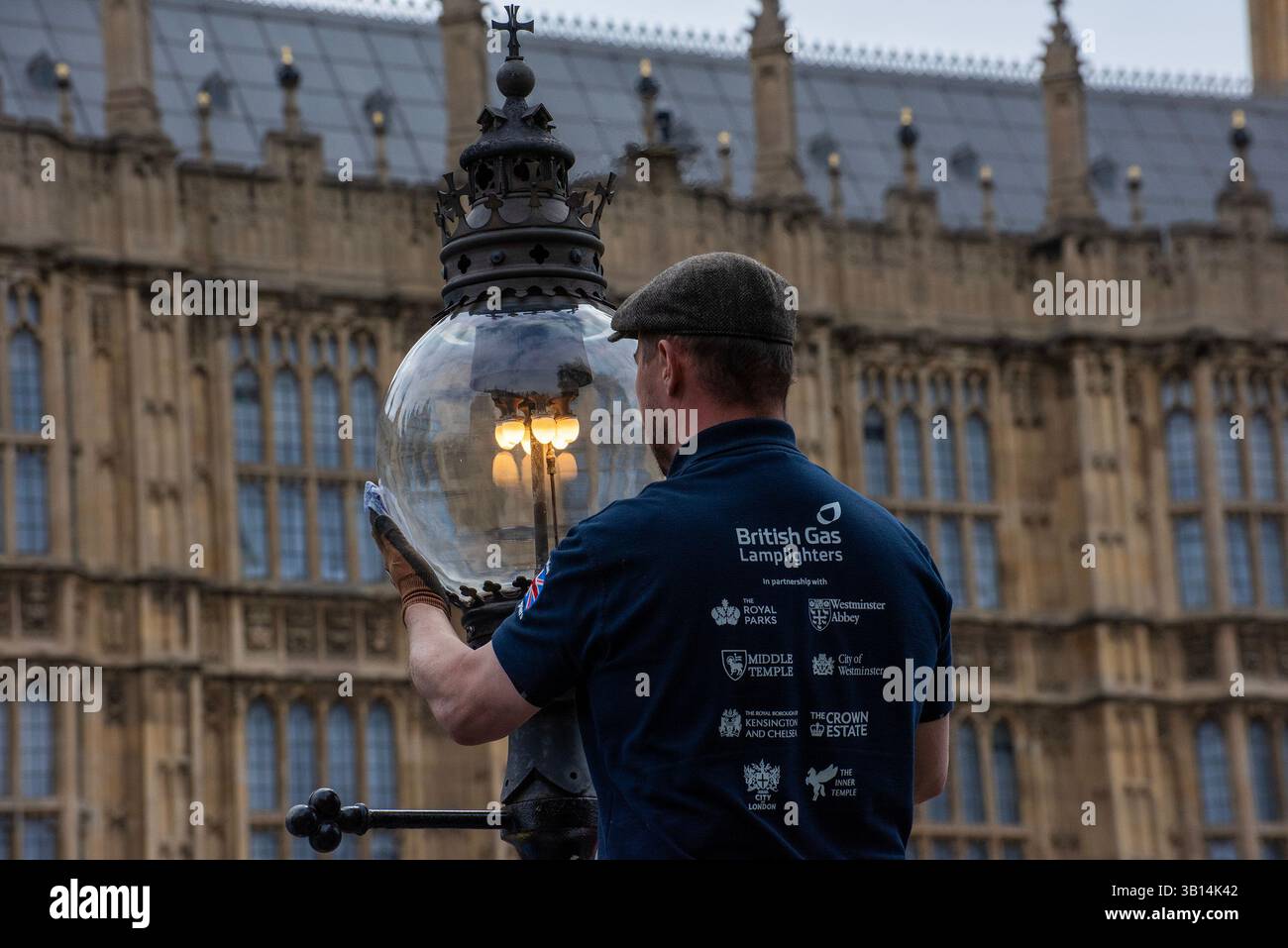 London, UK. 24th Apr, 2025. The lamplighter gives a polish to the glass head of the lamp during ...