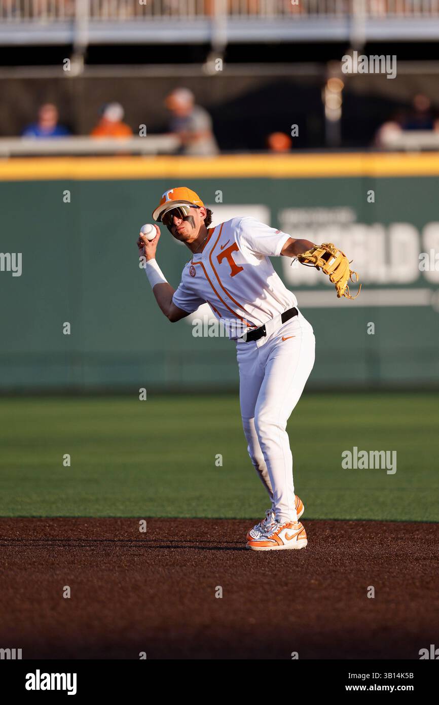 Tennessee Volunteers second baseman Manny Marin (4) on defense against ...