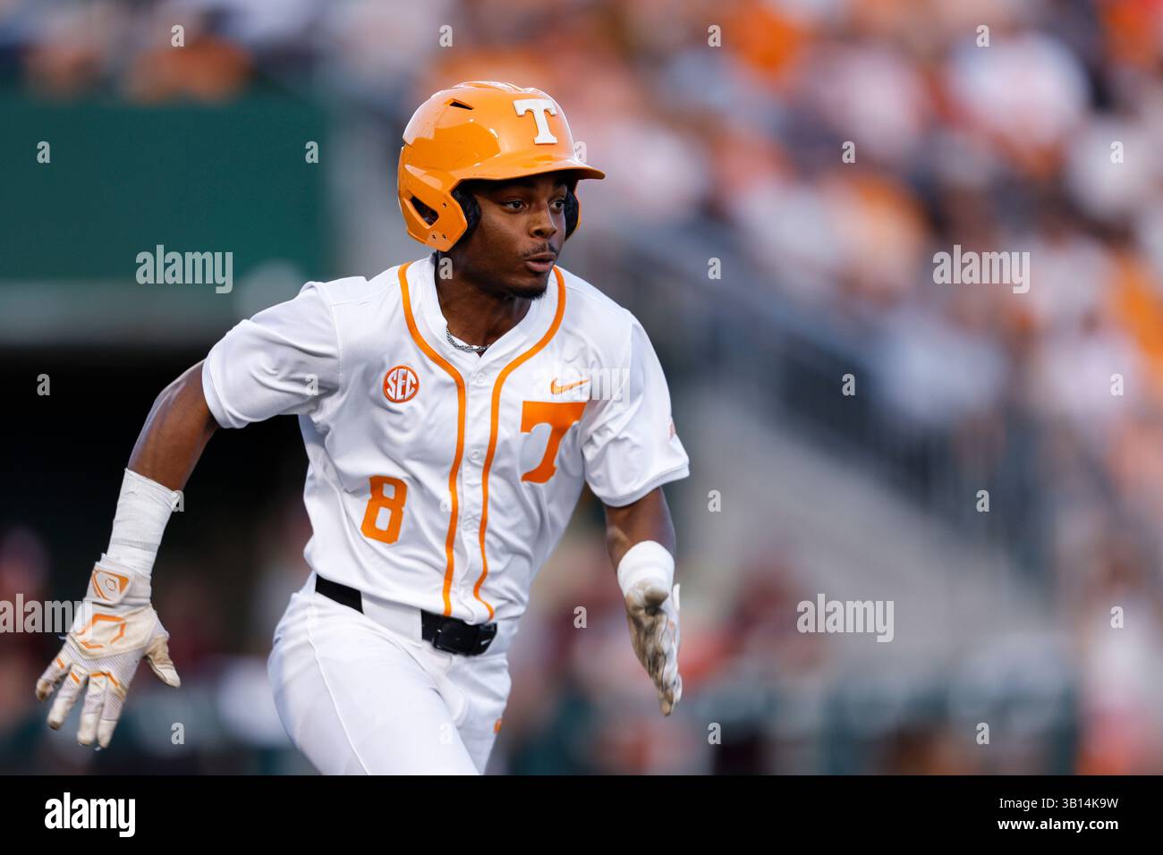 Tennessee Volunteers left fielder Jay Abernathy (8) hustles to first ...