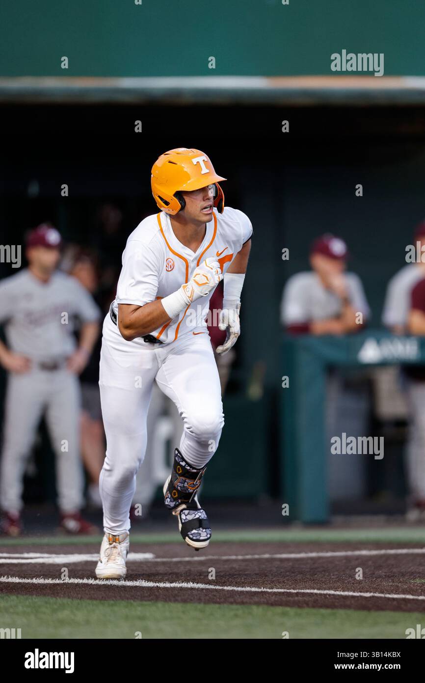 Tennessee Volunteers third baseman Dean Curley (1) hustles to first ...