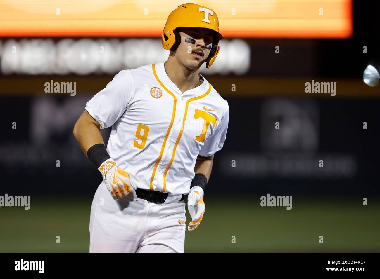 Tennessee Volunteers center fielder Hunter Ensley (9) hustles to third ...