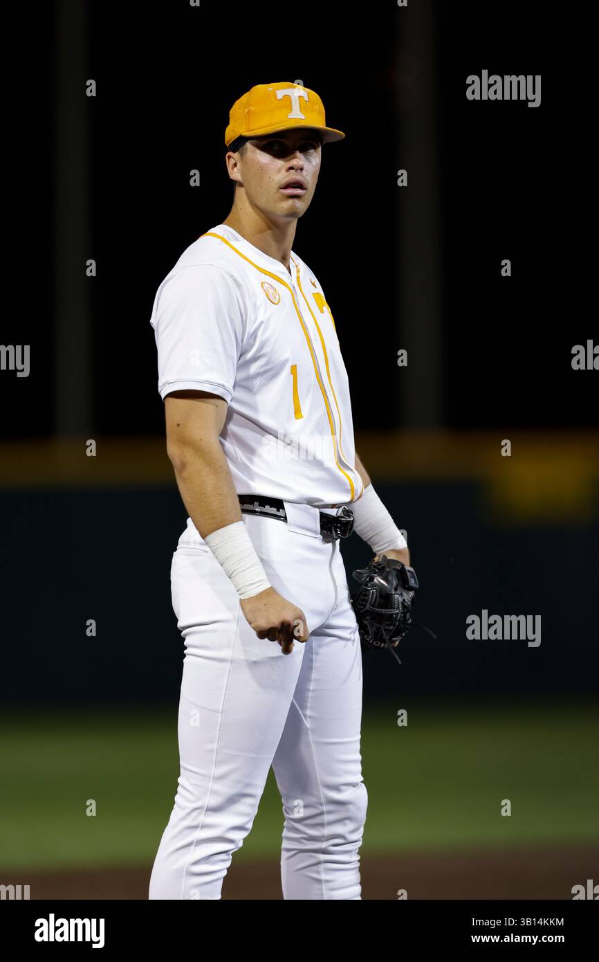 Tennessee Volunteers third baseman Dean Curley (1) on defense against ...