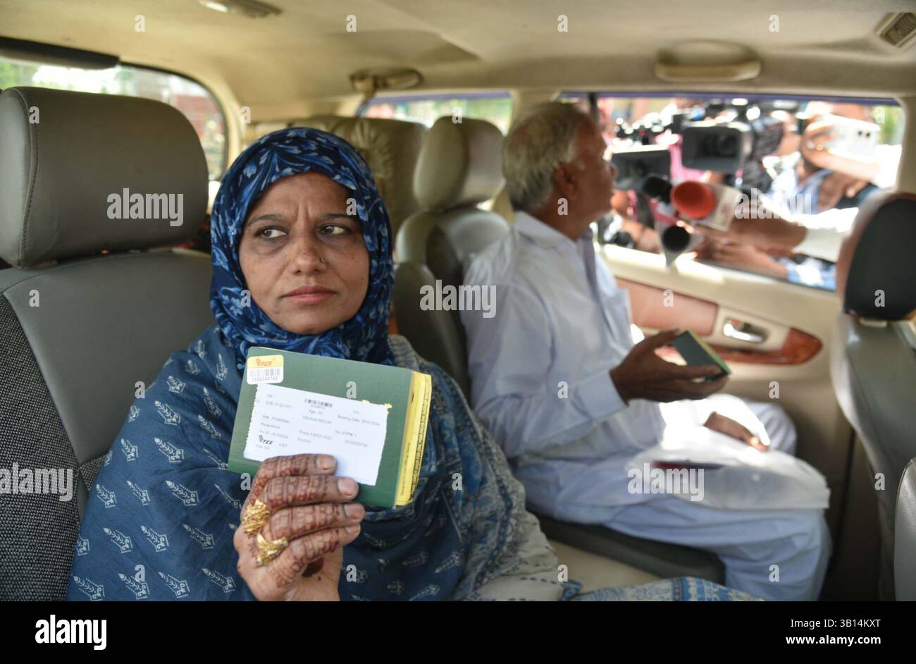 AMRITSAR, INDIA - APRIL 24: Pakistani National Mehnaz Begum with her ...