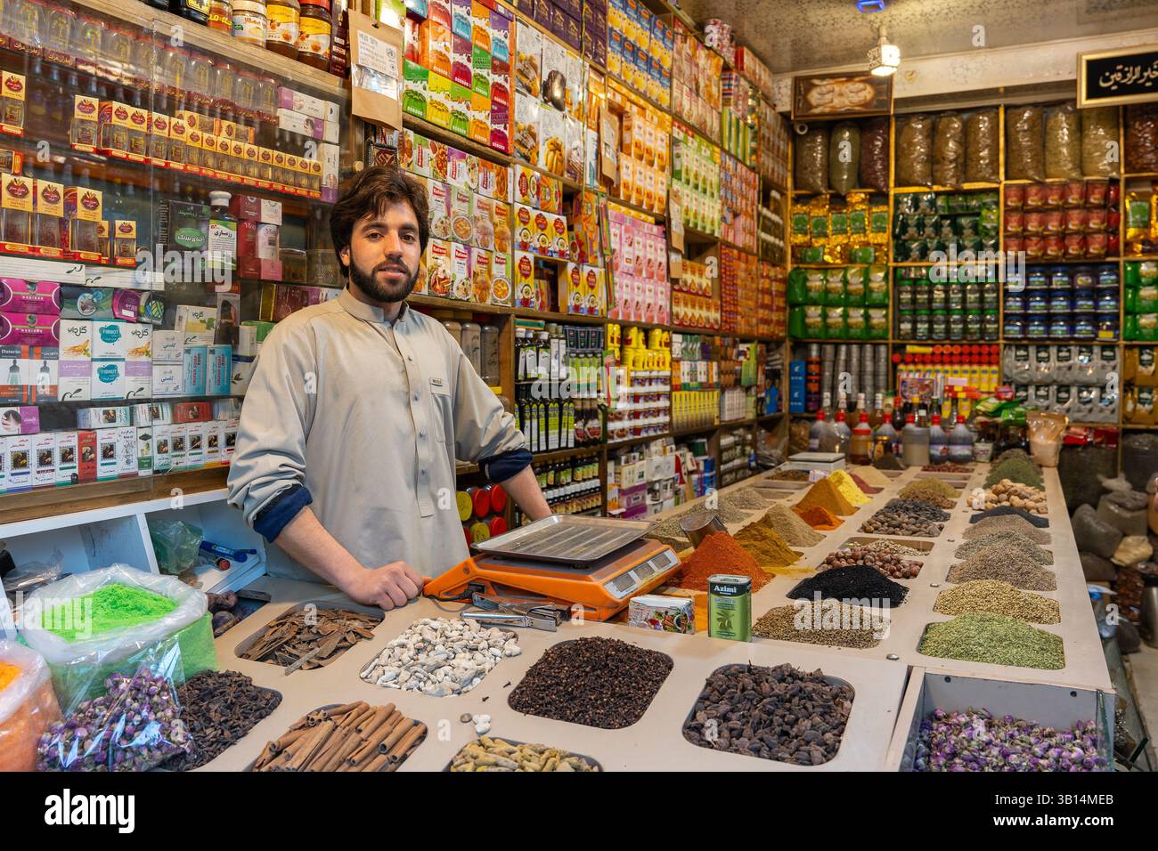 Afghan man selling spices and nuts Stock Photo - Alamy