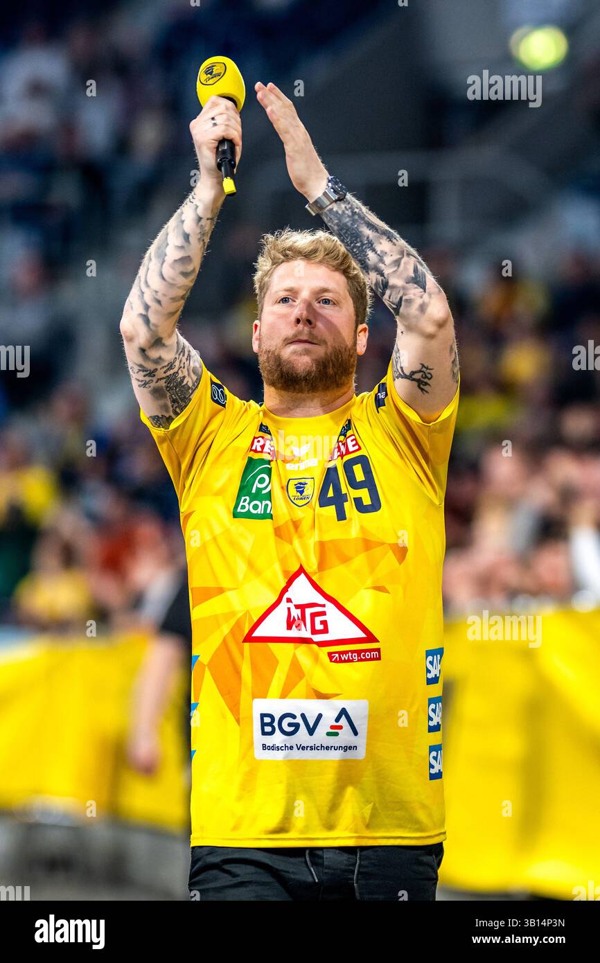 Mannheim, Deutschland. 24th Apr, 2025. Kevin Gerwin, Moderator und Stadionsprecher 1. Handball ...