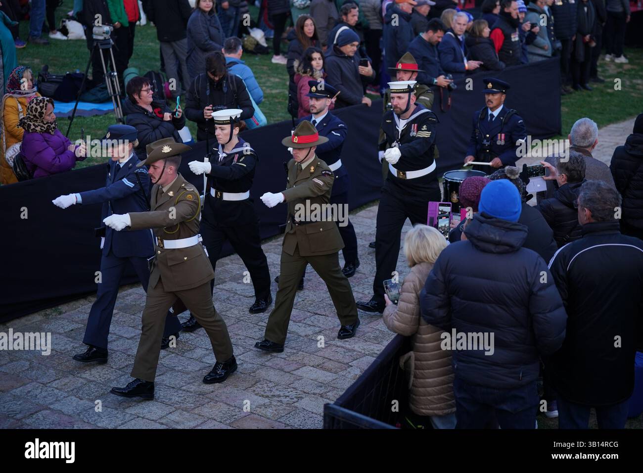 Members of the military take part in the dawn memorial service at Anzac ...