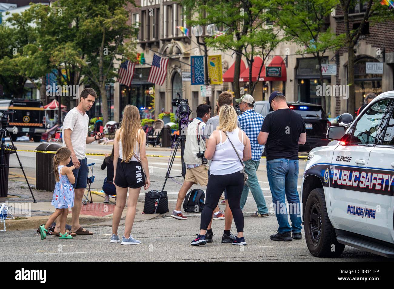 Highland Park, Illinois, USA. 4th July, 2022. Civilians, journalists ...