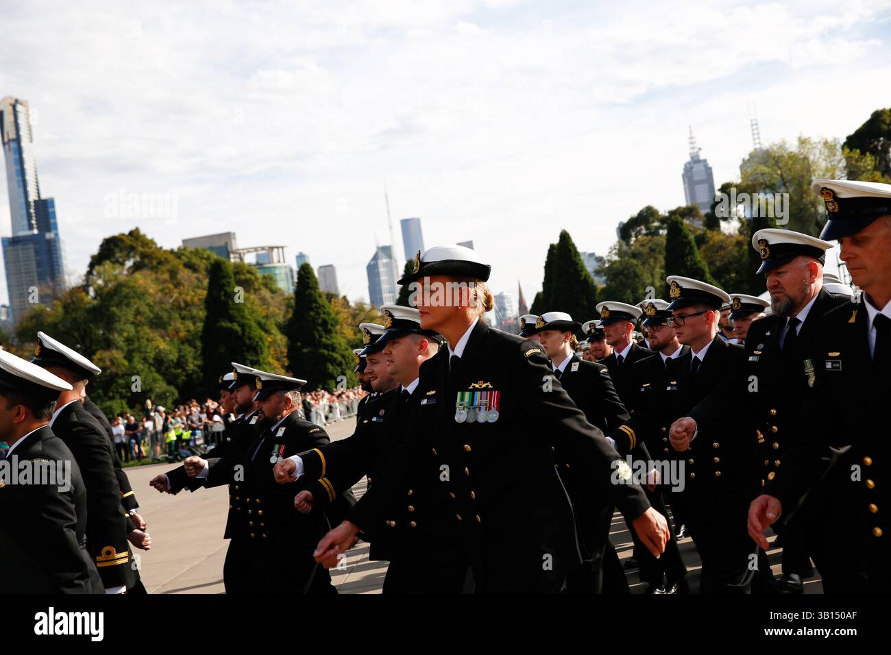 Servicemen and women march to the Shrine of Remembrance to honour ...