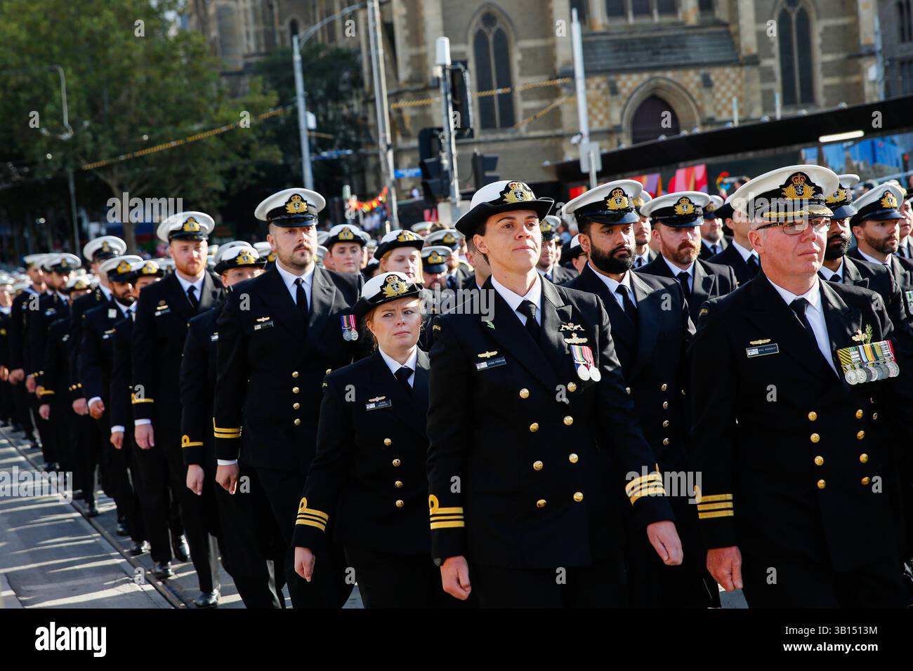 Servicemen and women march to the Shrine of Remembrance to honour ...