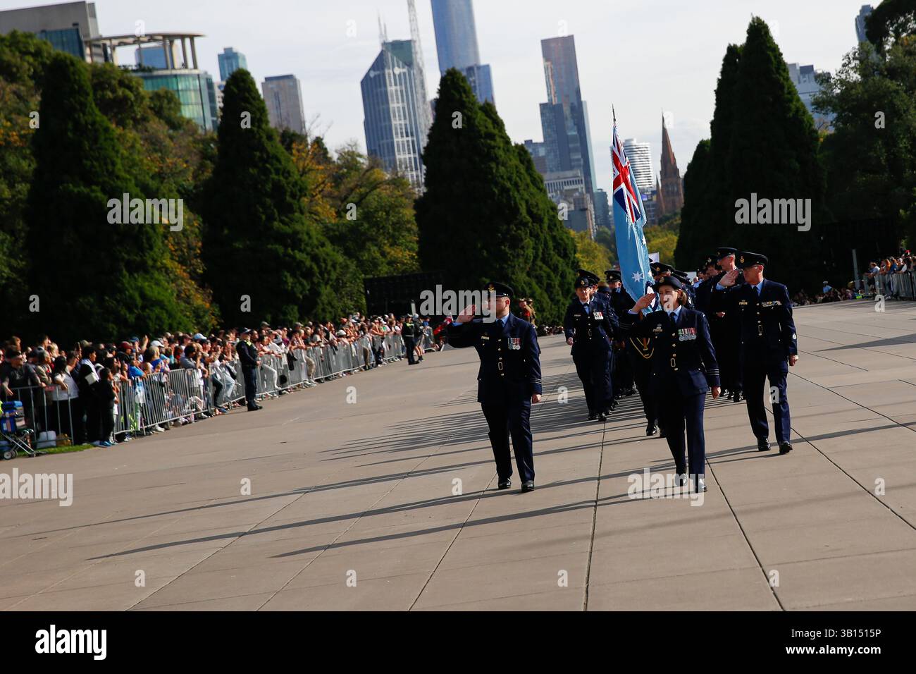 Servicemen and women march to the Shrine of Remembrance to honour ...