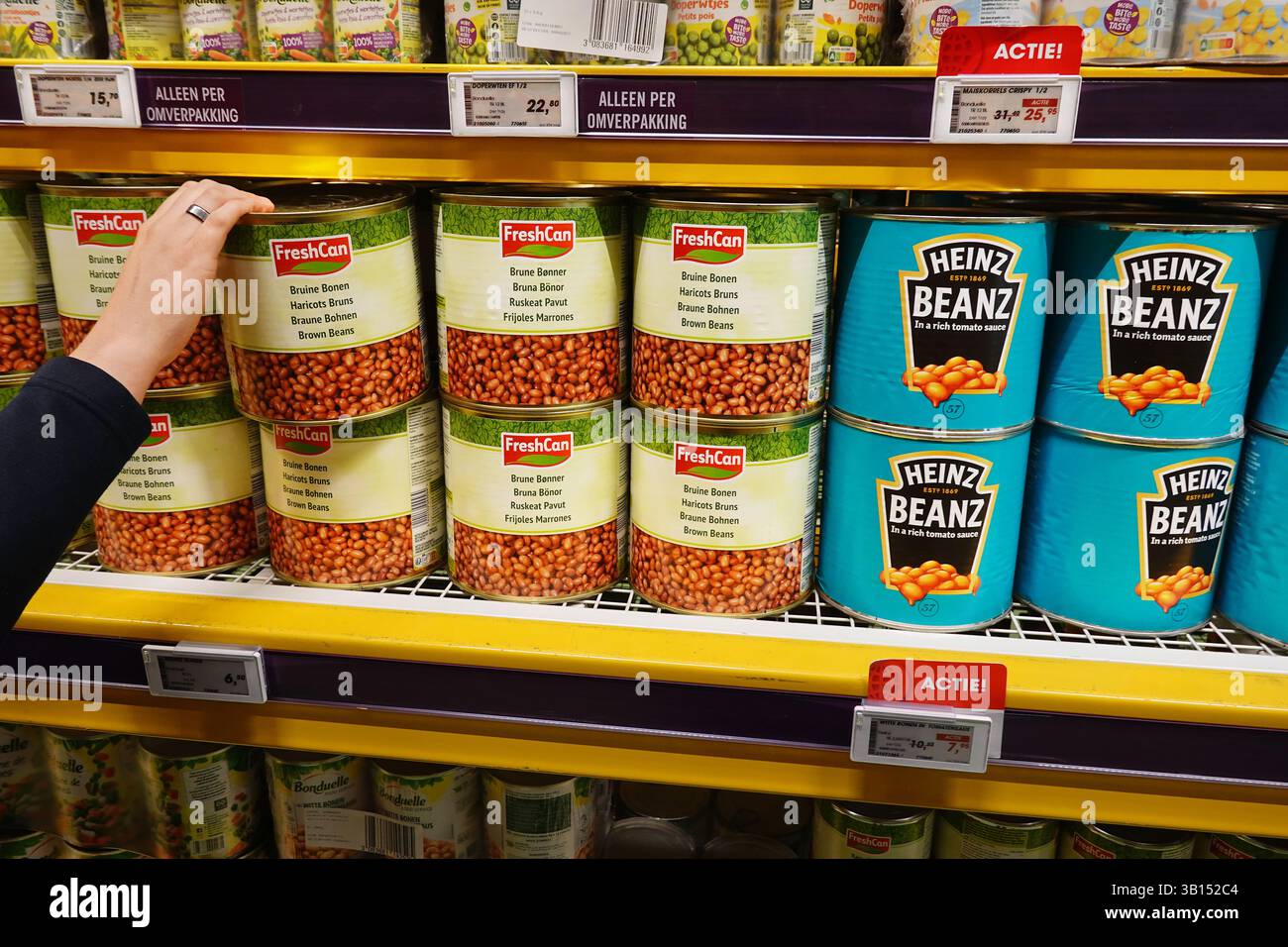 Tinned beans in a Supermarket Stock Photo - Alamy