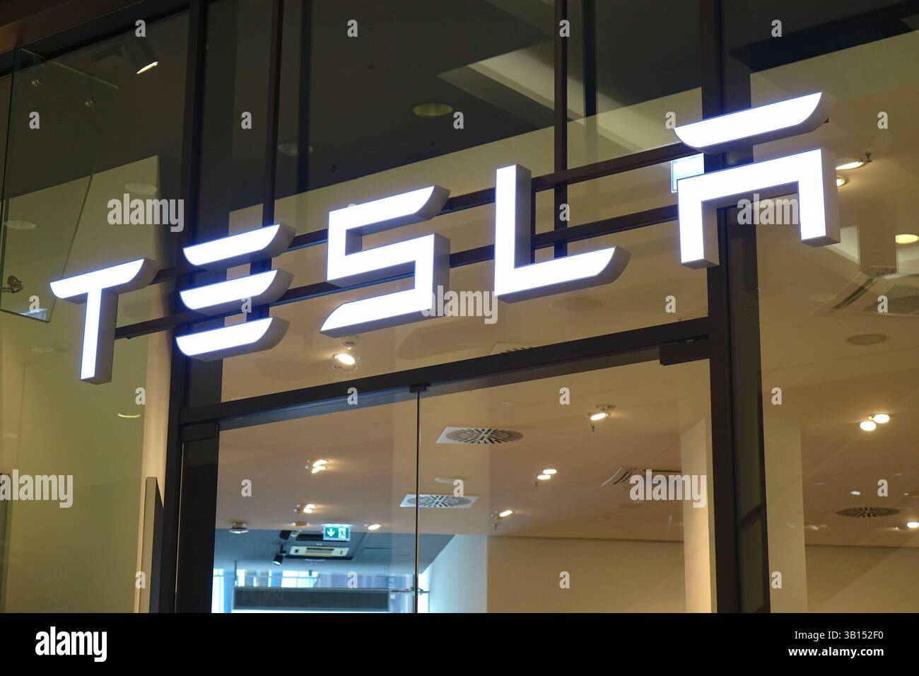 Tesla Store in der Mall of Berlin Tesla Store in der Mall of Berlin, 16 ...