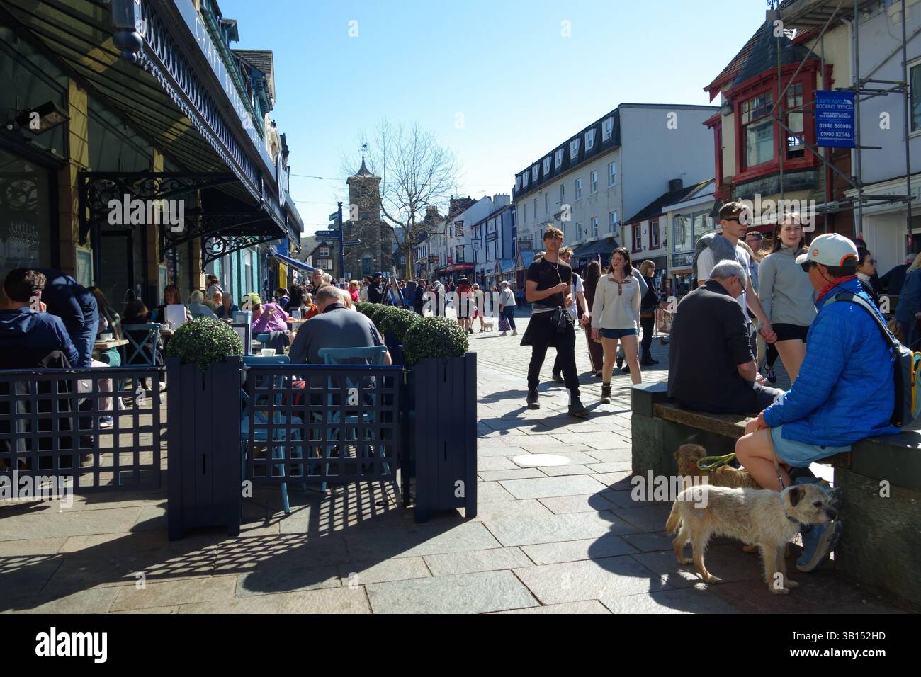 keswick town centre street scene Stock Photo - Alamy