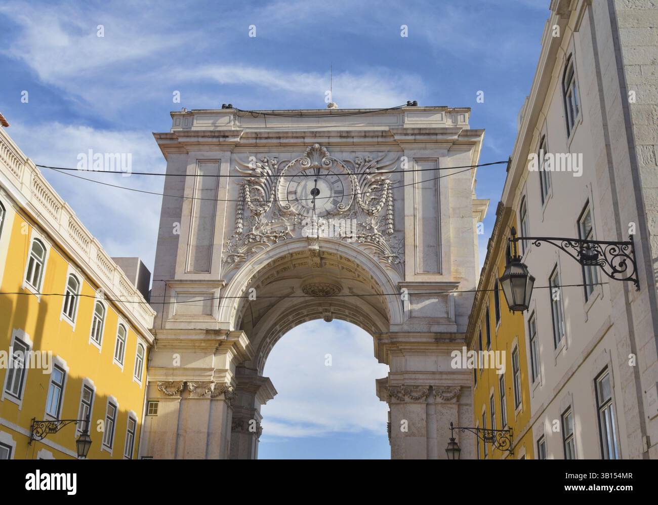The famous Arco da Rua Augusta city gate leads to the raca Do Comercio ...