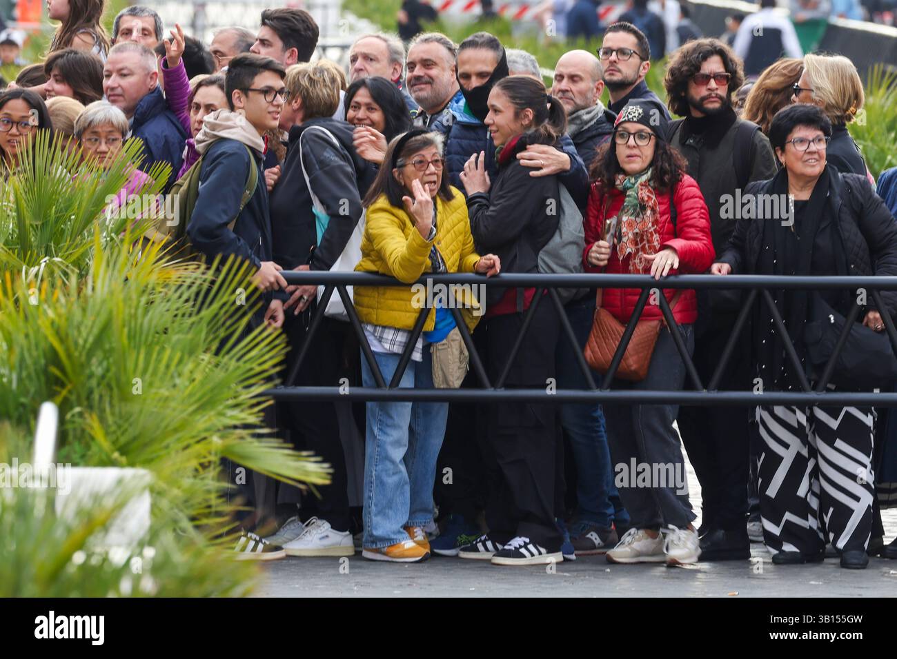 Rom, Italy. 25th Apr, 2025. Some people are complaining loudly about ...