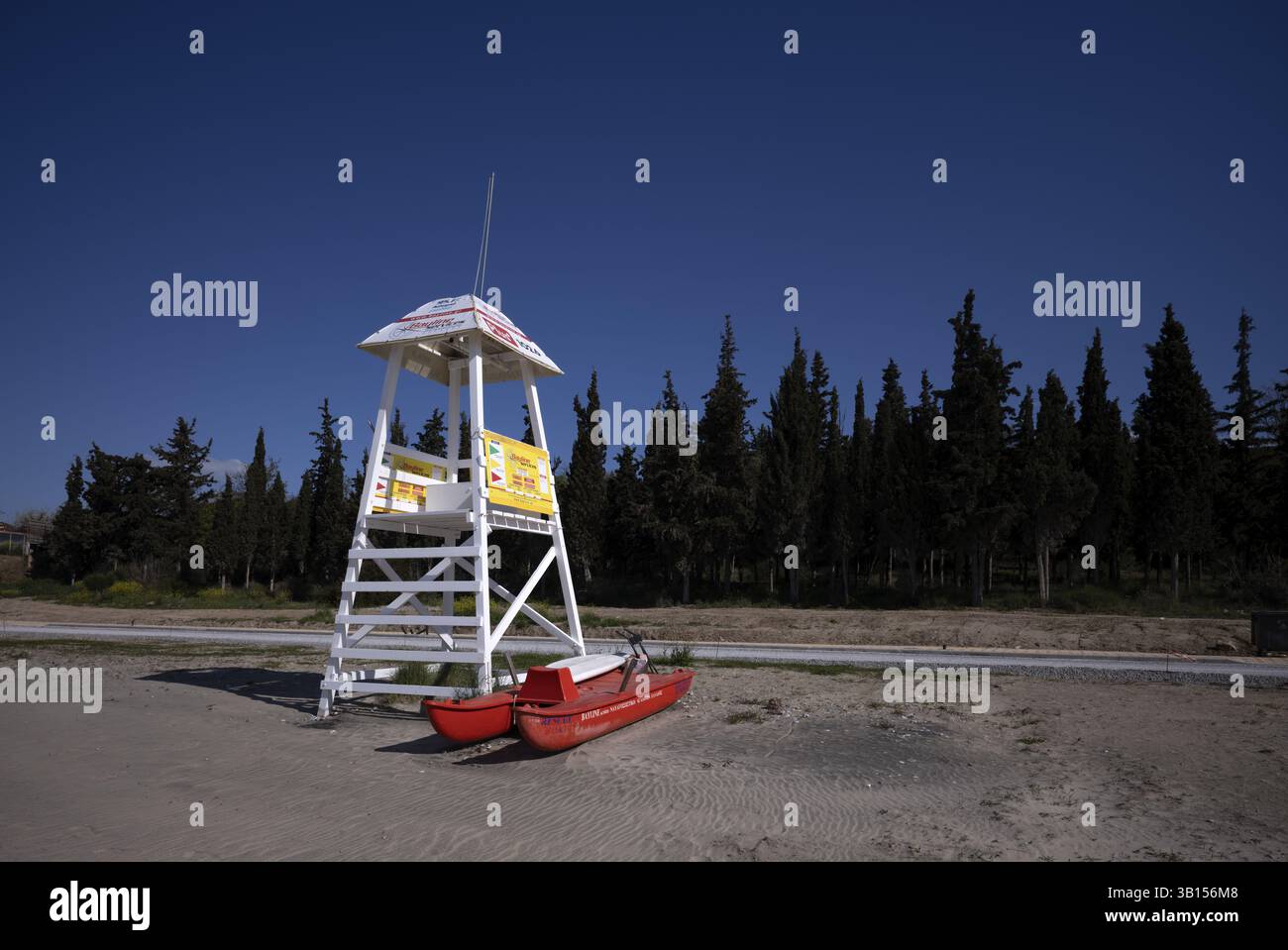 Lifeguard tower, lifeguard post, Baywatch, beach guard, empty ...