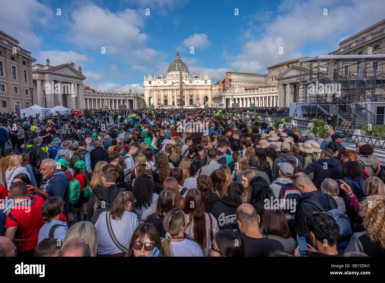 25 April 2025, Vatican, Vatikanstadt: The faithful and visitors line up in front of St. Peter's ...