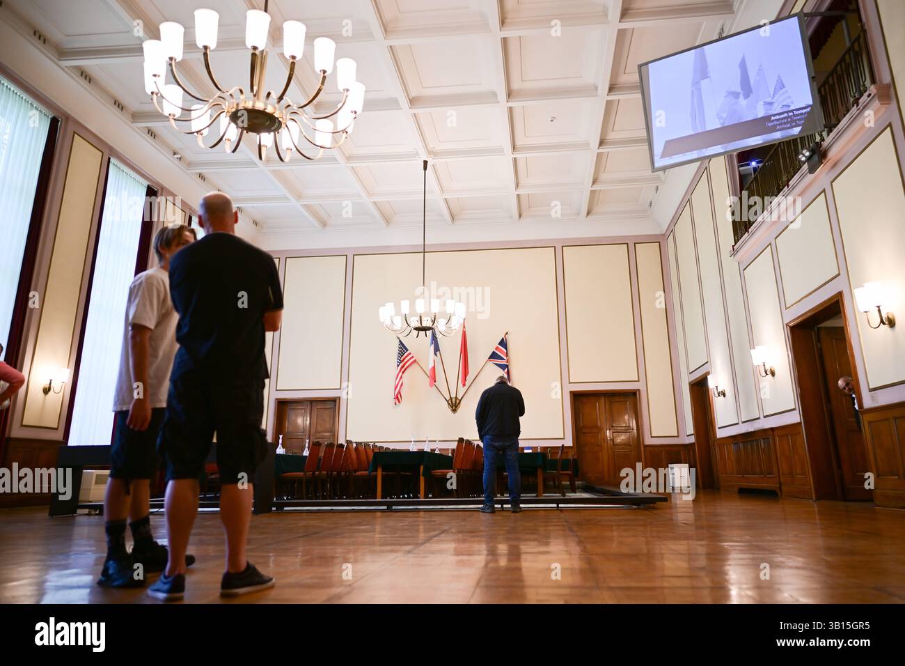 PRODUCTION - 24 April 2025, Berlin: Visitors stand in the Museum Berlin ...