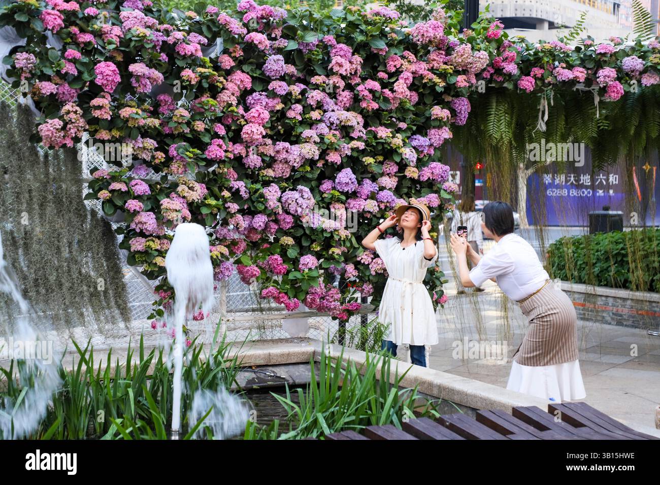 People visit the 2025 Shanghai International Flower Show in Shanghai ...