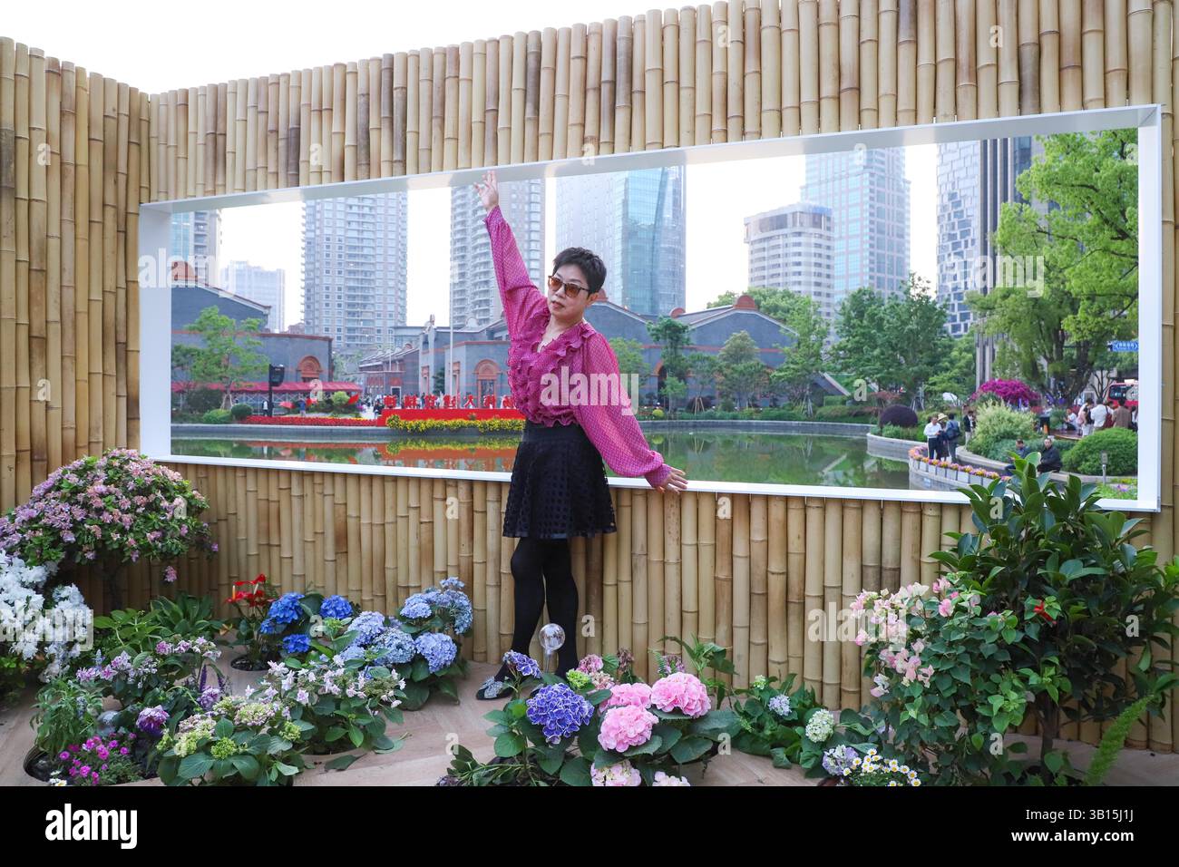 People visit the 2025 Shanghai International Flower Show in Shanghai ...