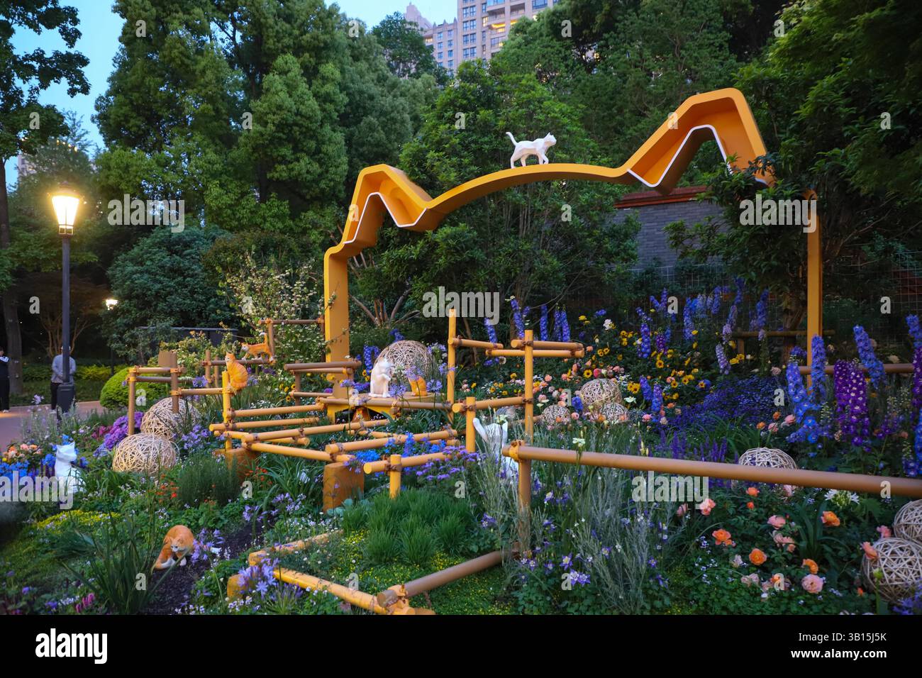 People visit the 2025 Shanghai International Flower Show in Shanghai ...