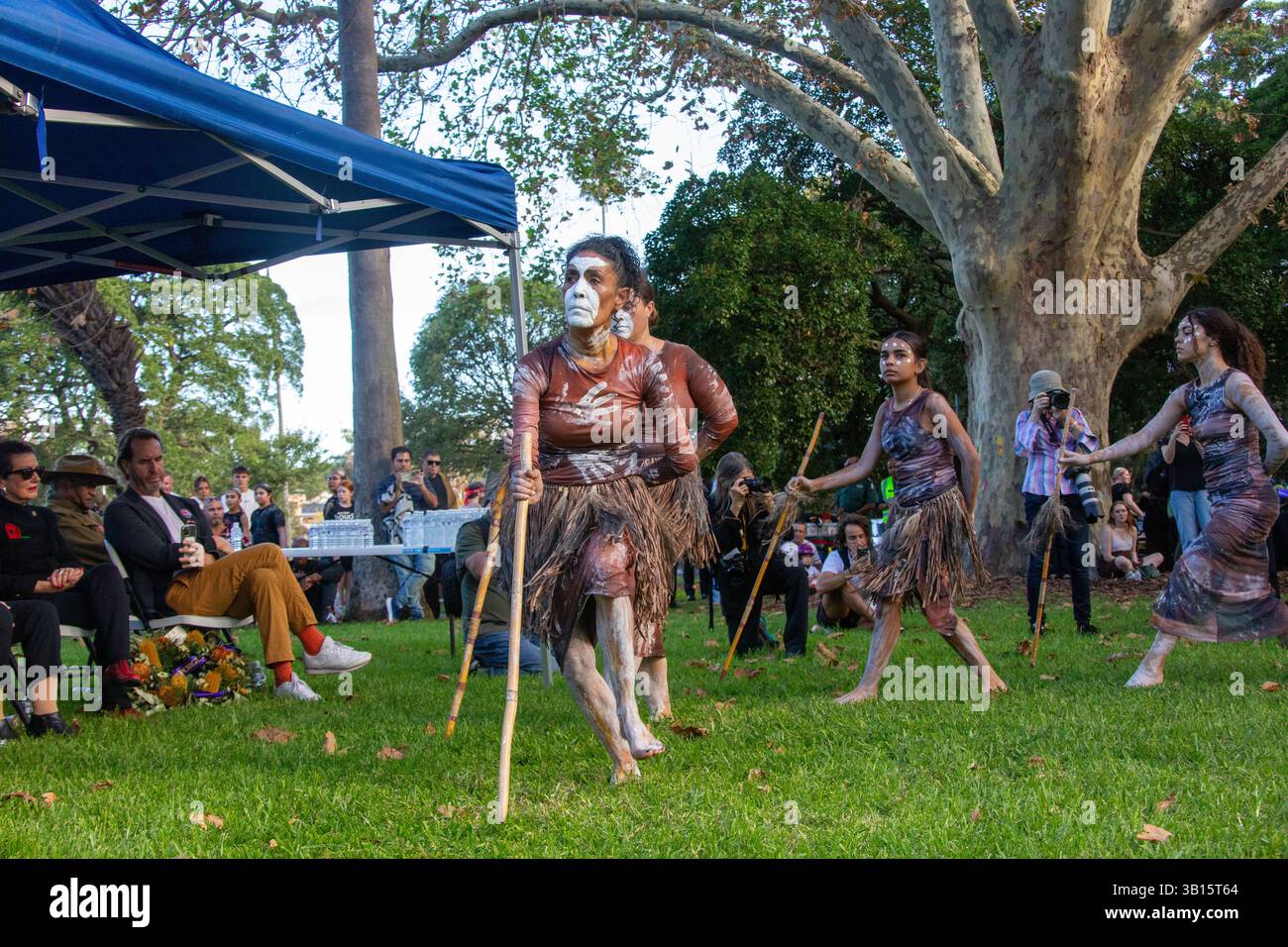 First nations australia women hi-res stock photography and images - Alamy