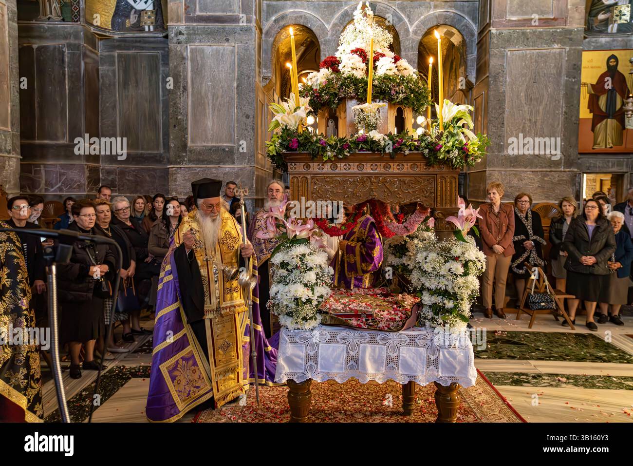 Orthodoxe Priester am Epitaphios bei der Messe am Karfreitag im ...