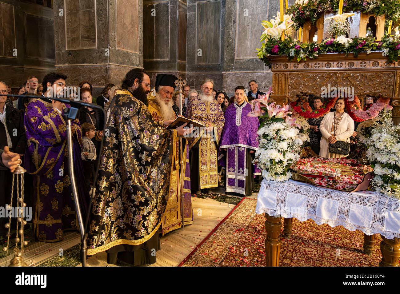Orthodoxe Priester am Epitaphios bei der Messe am Karfreitag im ...