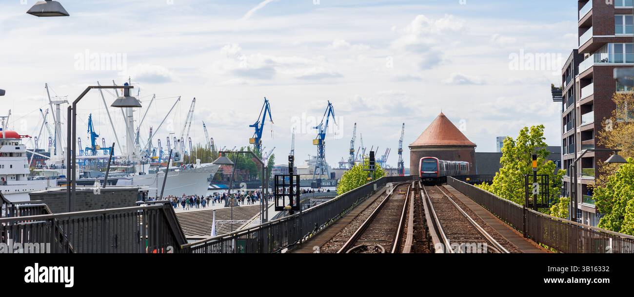 Hamburg Red U-bahn Subway train departure Baumwall station on Elevated ...