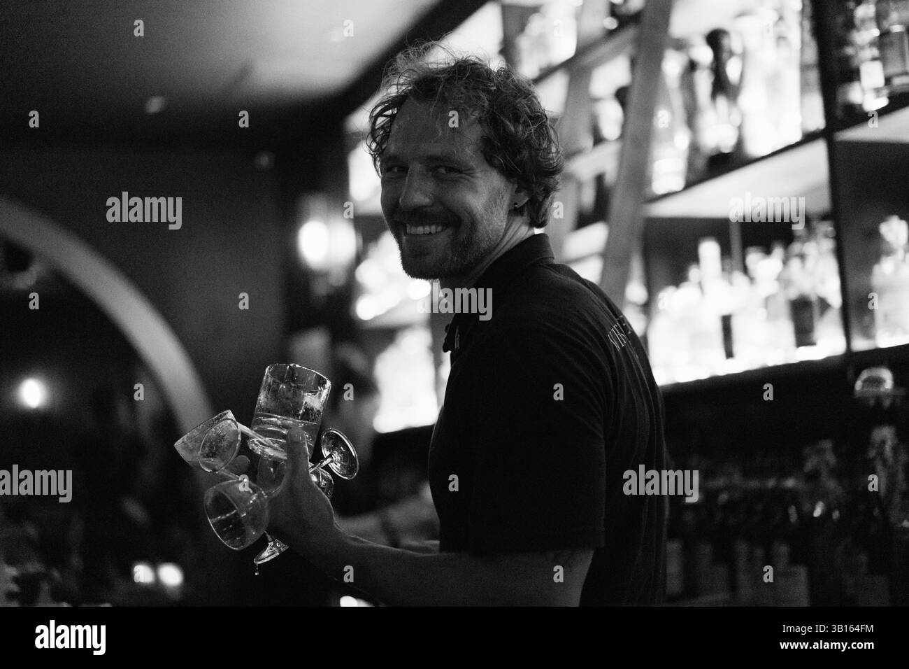 Bartender makes cocktails in a night bar Stock Photo - Alamy