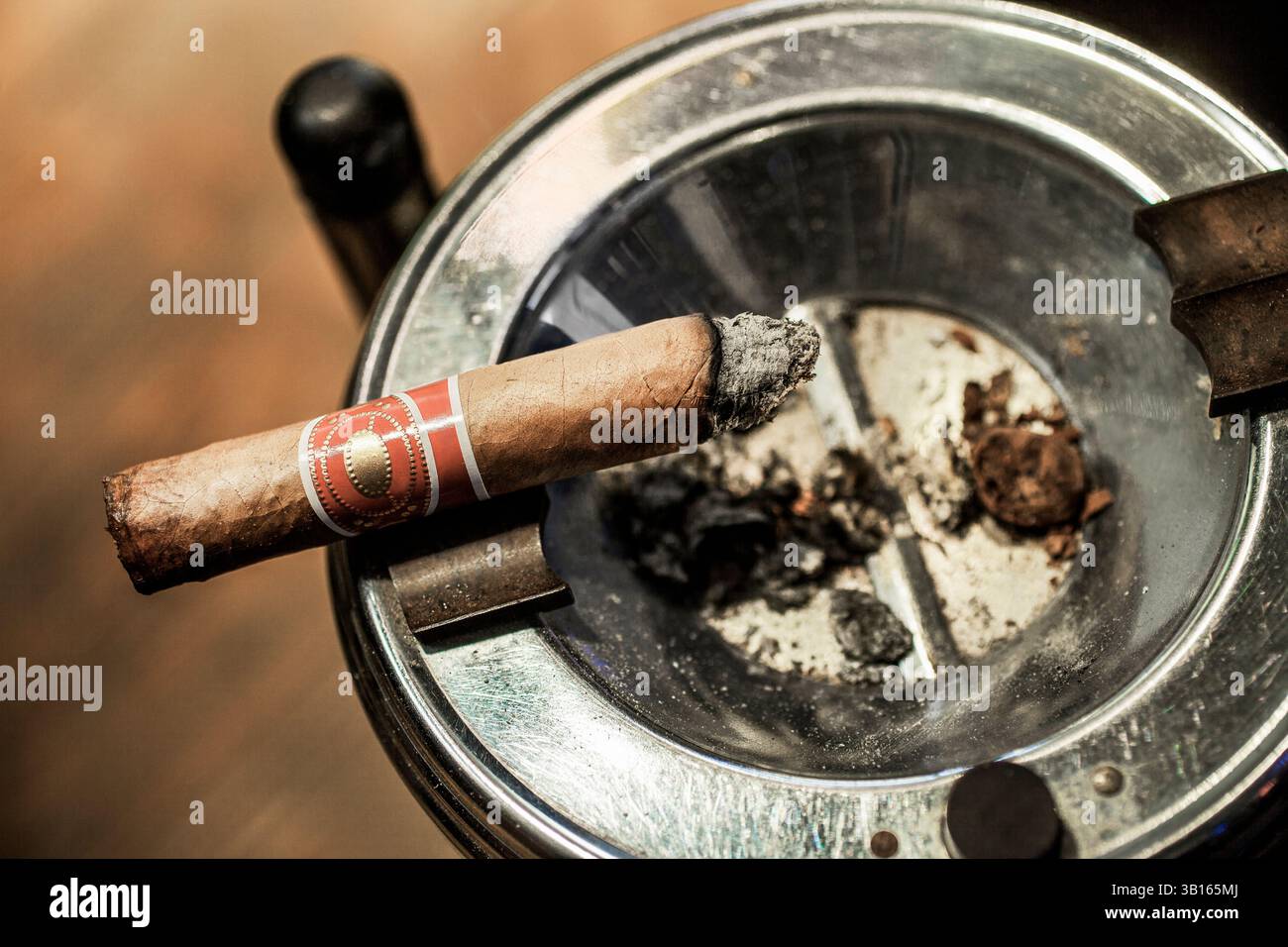 Cigar smoking room hi-res stock photography and images - Alamy