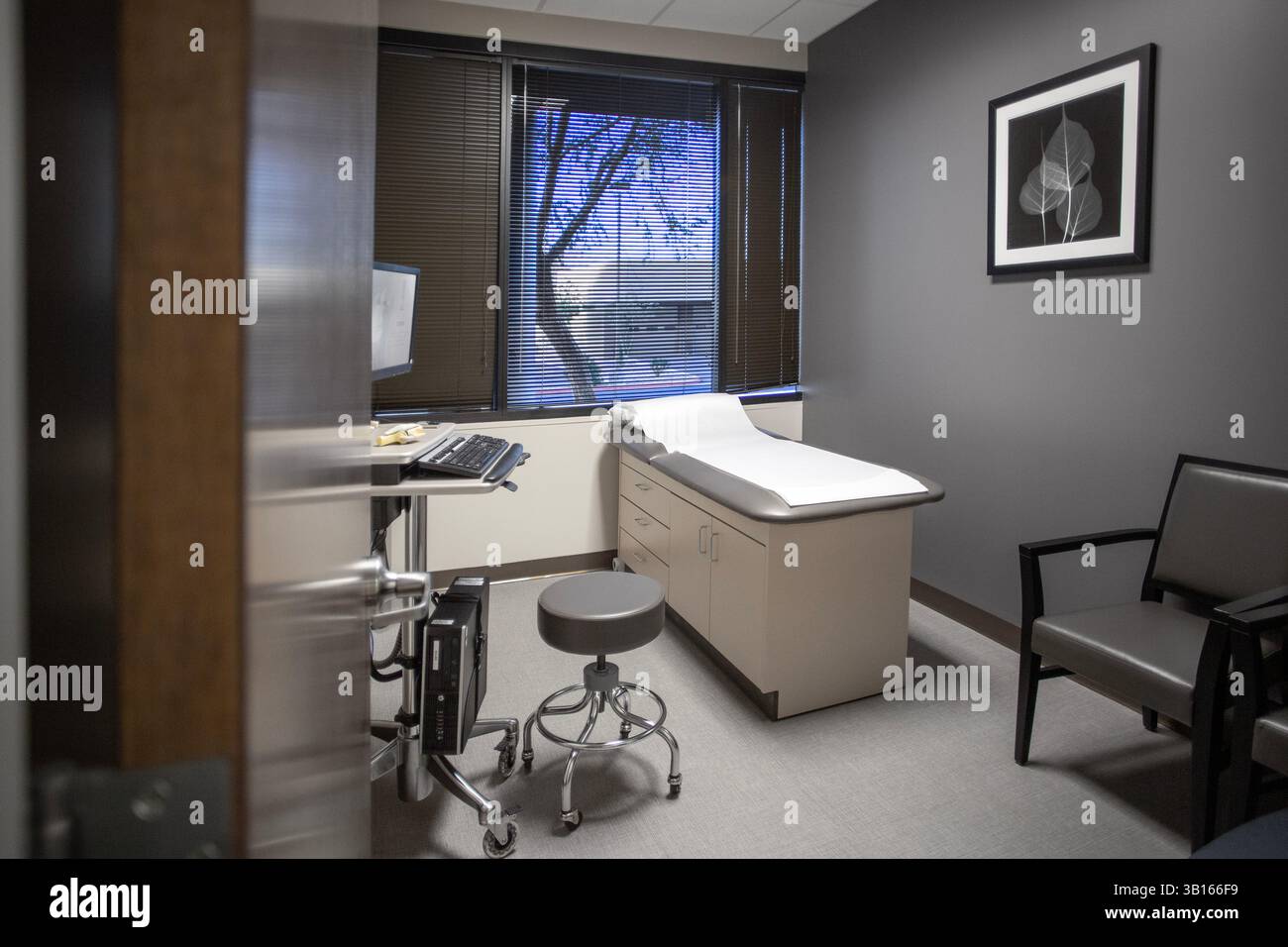 Doctor exam room interior hi-res stock photography and images - Alamy