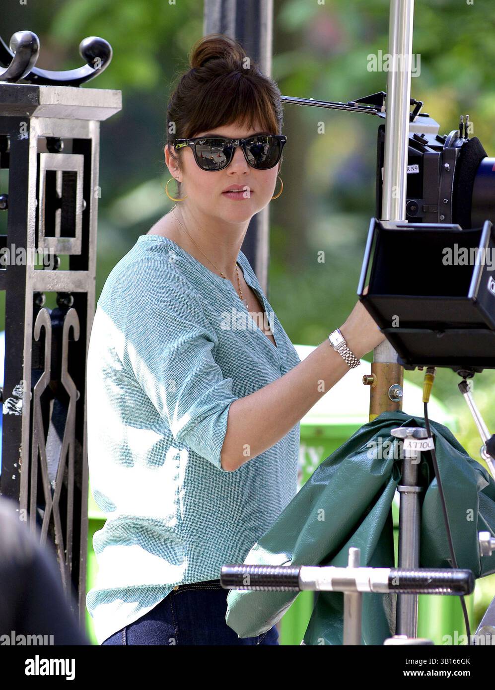 Tiffani thiessen on set white hi-res stock photography and images - Alamy