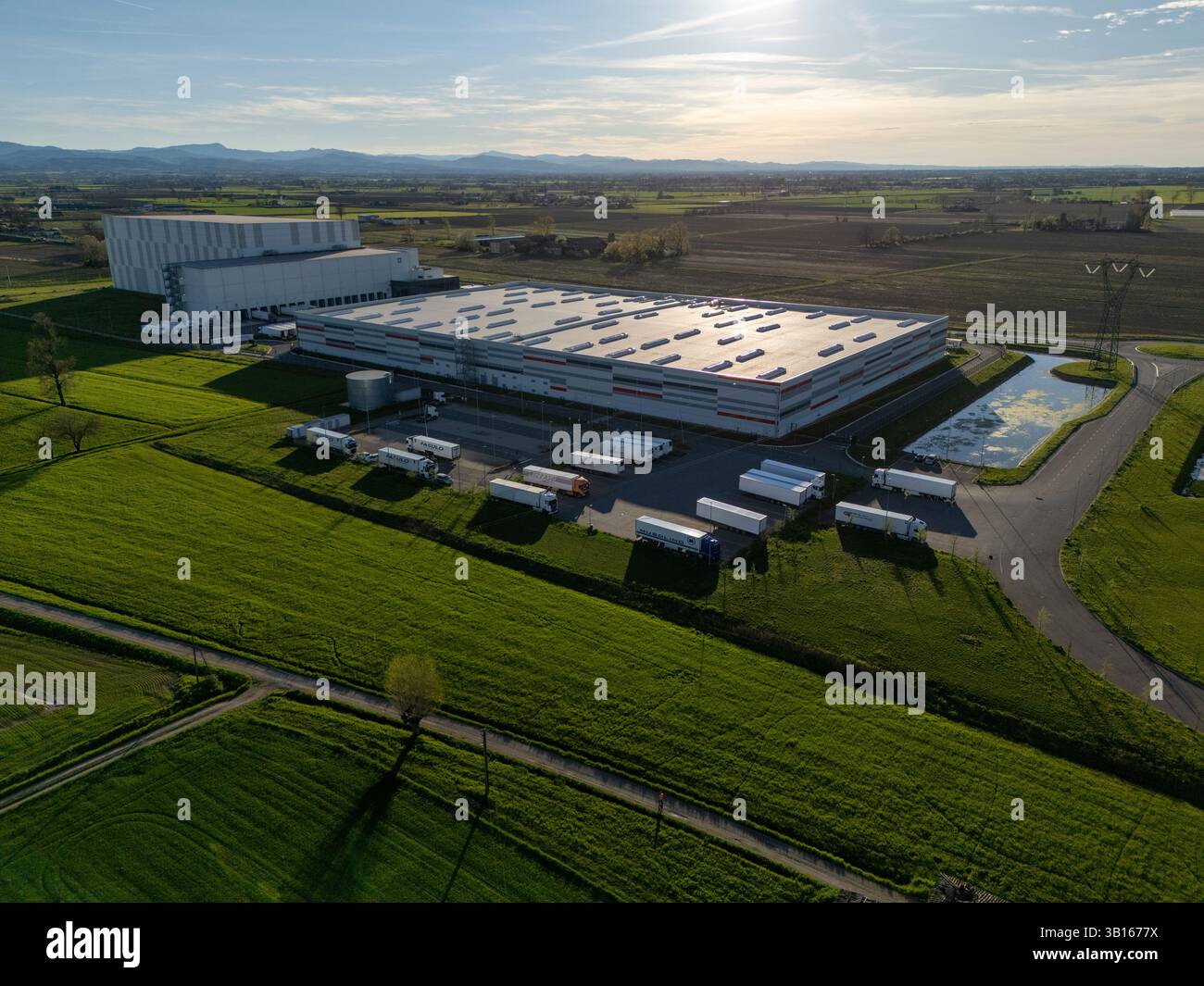 Aerial view of a large automated cold storage distribution center Stock ...