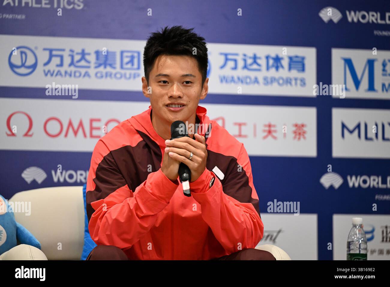 (250425) -- XIAMEN, April 25, 2025 (Xinhua) -- Xie Zhenye of China ...