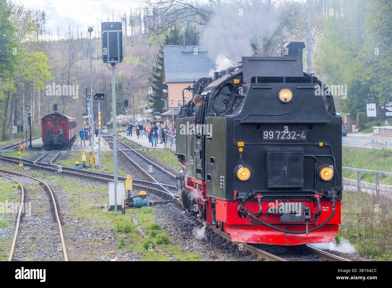 Ein Zug der Harzer Schmalspurbahn mit der Lok 99732-4 bei der Einfahrt ...