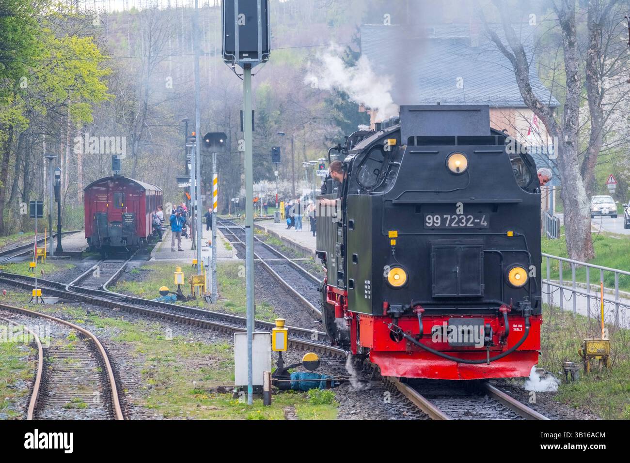 Ein Zug der Harzer Schmalspurbahn mit der Lok 99732-4 bei der Einfahrt ...