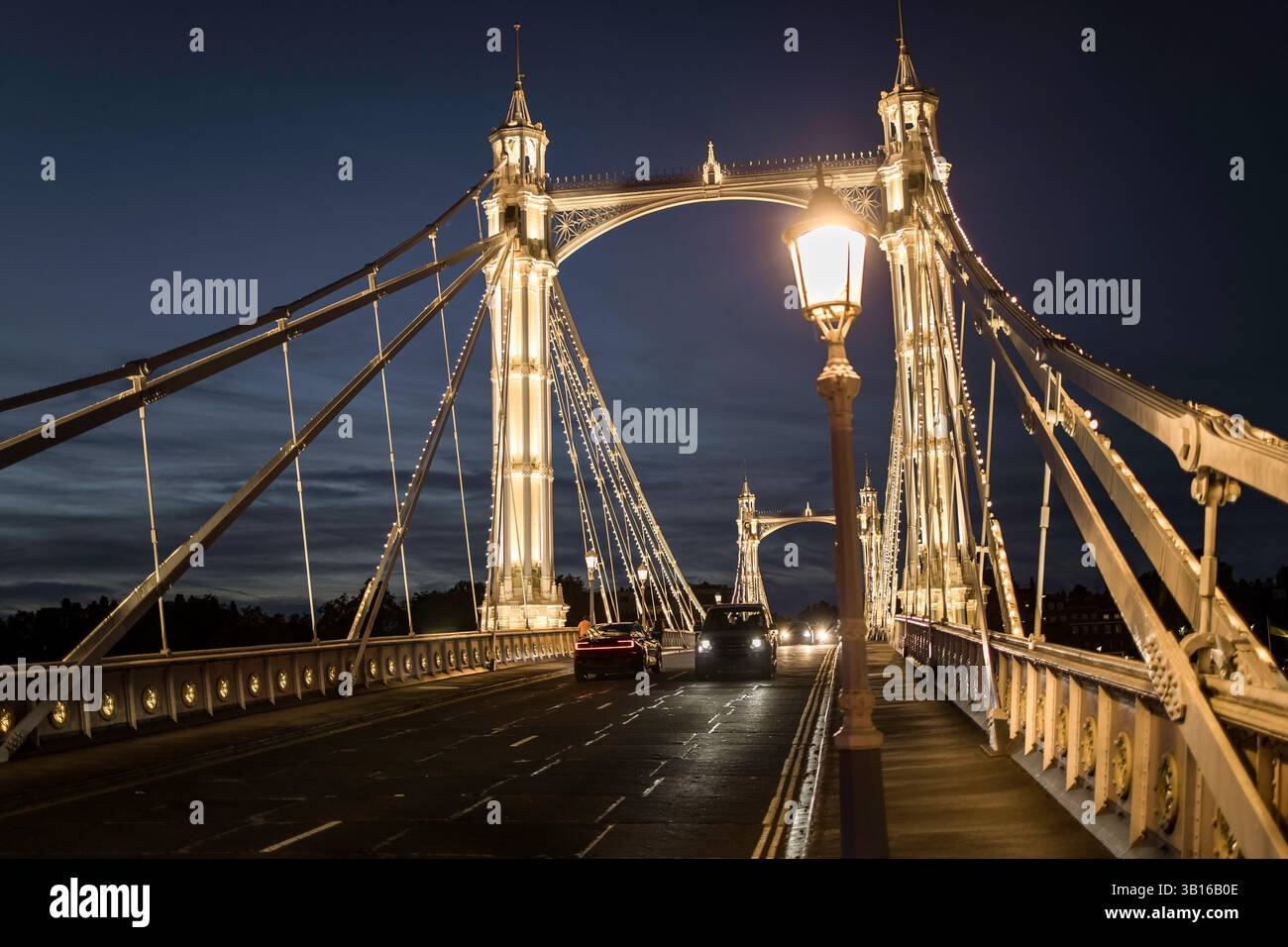 Albert bridge at night hi-res stock photography and images - Alamy