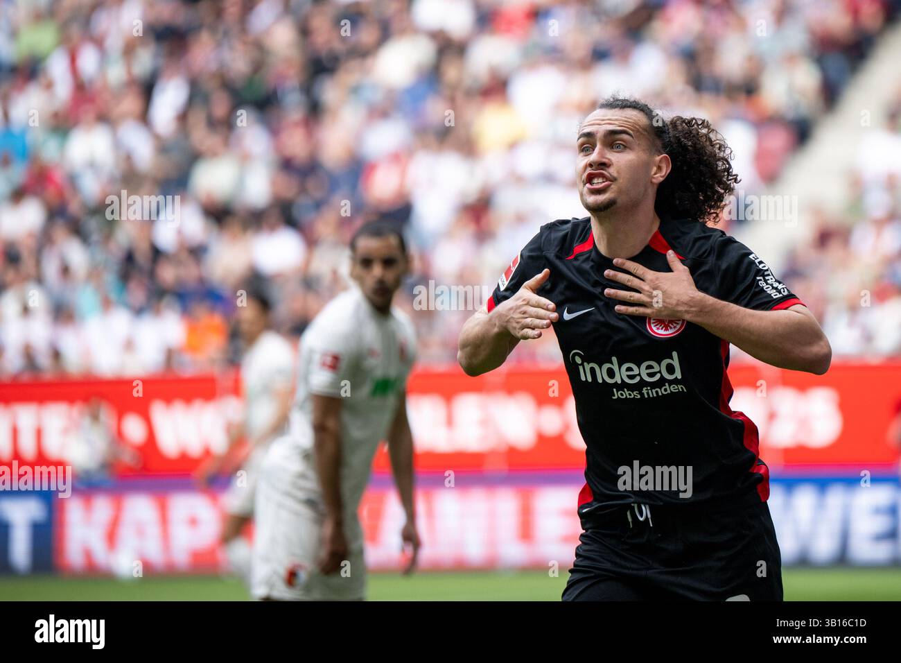 Arthur Theate (Eintracht Frankfurt, #03) gestikuliert, GER, FC Augsburg ...