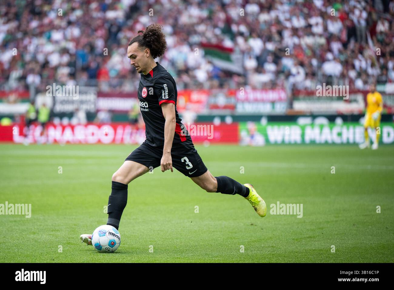 Arthur Theate (Eintracht Frankfurt, #03) am Ball, GER, FC Augsburg (FCA ...