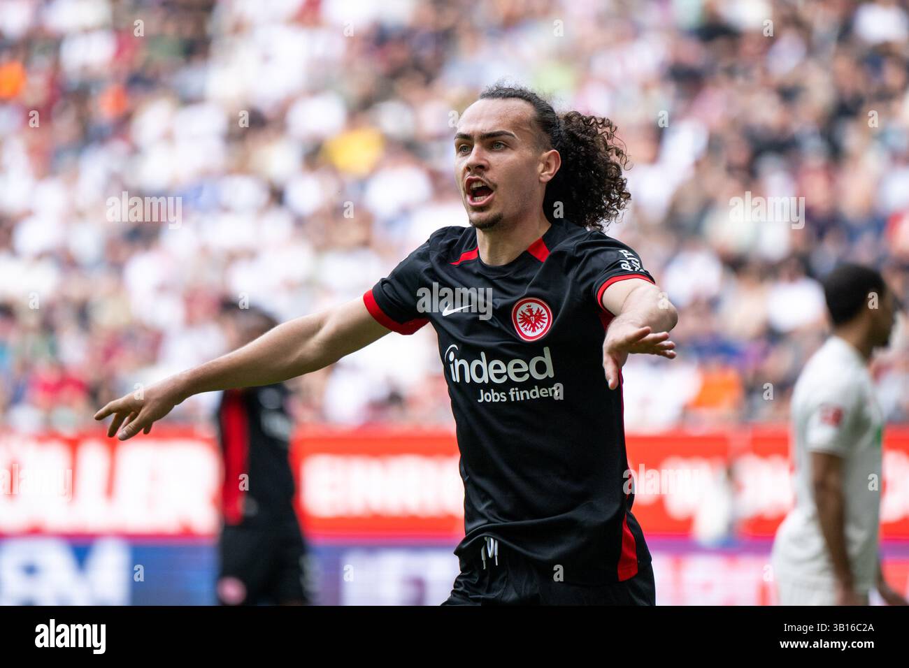 Arthur Theate (Eintracht Frankfurt, #03) gestikuliert, GER, FC Augsburg ...