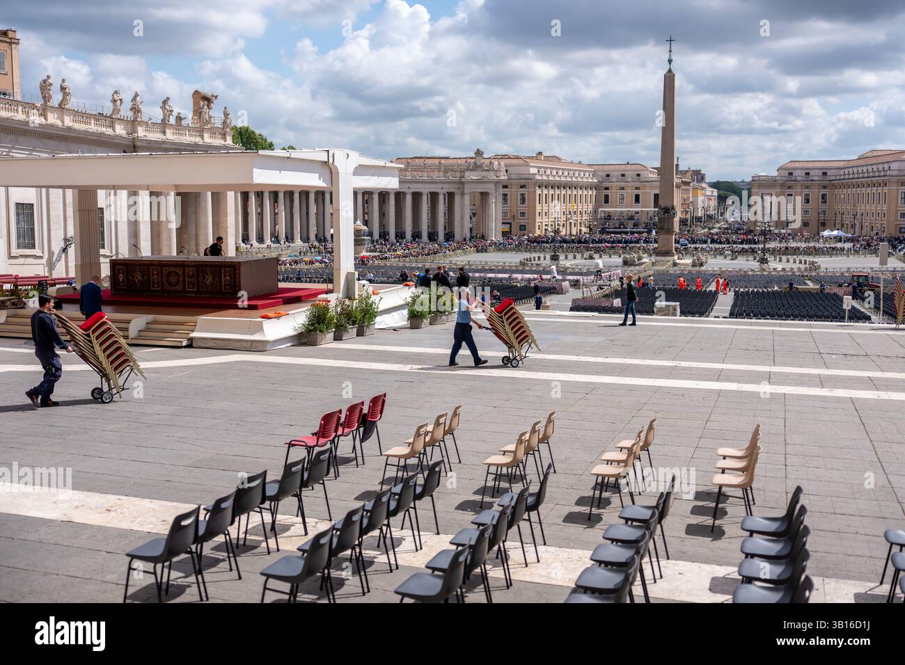 24 April 2025, Vatican, Vatican City: Workers prepare St. Peter's ...